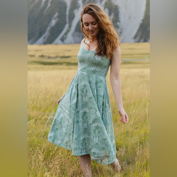 Happy Earth | Dresses | Euc Happy Earth Deco Frond Green Leaf Midi ...